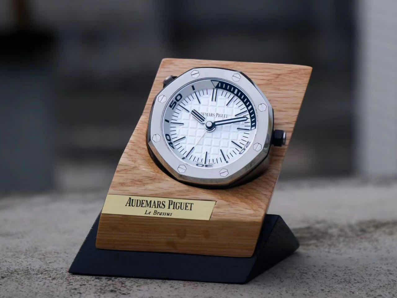 Offshore Diver Table Clock - Dubai Fashion LUX